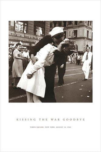 KISSING THE WAR GOODBYE (Times Square 1945) Poster - Pyramid Internati ...
